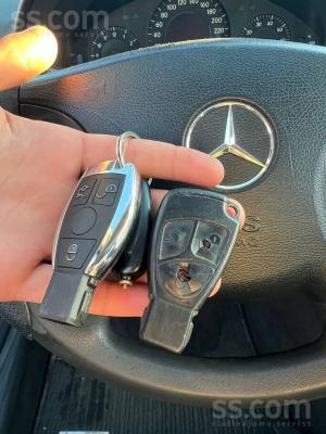 Blue Mercedes-Benz e-200 2004 in Riga, with an engine capacity of 1.80 L and mileage of 394 thousand km for 1100 €, photo 10 on AUTOMOTO.COM.LV