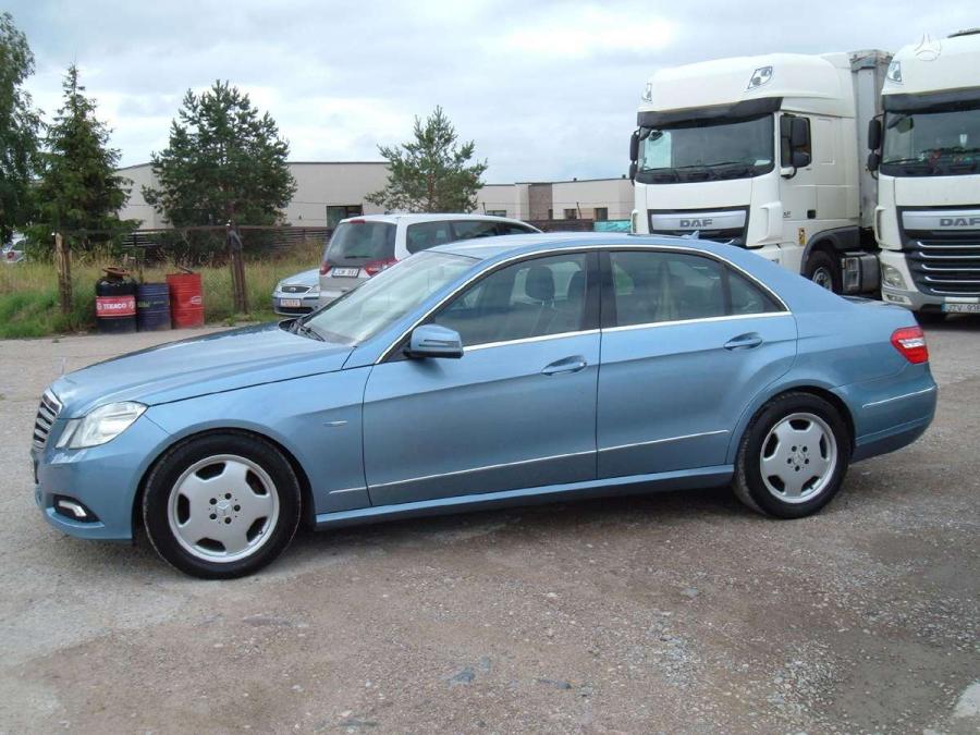 Blue Mercedes-Benz e-200 2010 in Siauliai, with an engine capacity of 2.14 L and mileage of 430 thousand km for 5200 €, photo 4 on AUTOMOTO.COM.LV