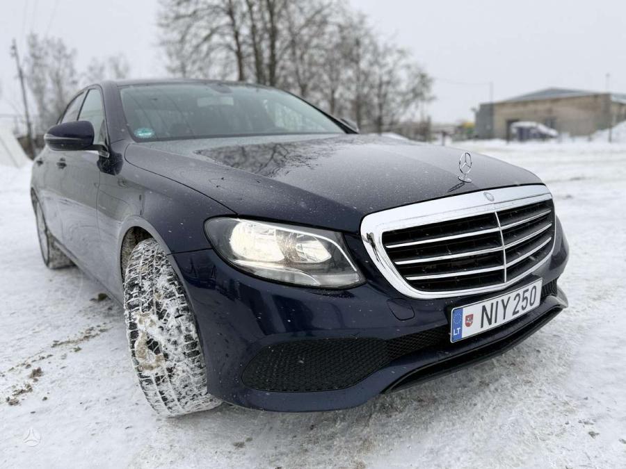 Zils Mercedes-Benz e-200 2018 Kauņa, ar dzinēja tilpumu 2.00 L un nobraukumu 305 tūkst. km par 9900 €, foto 2 vietnē AUTOMOTO.COM.LV