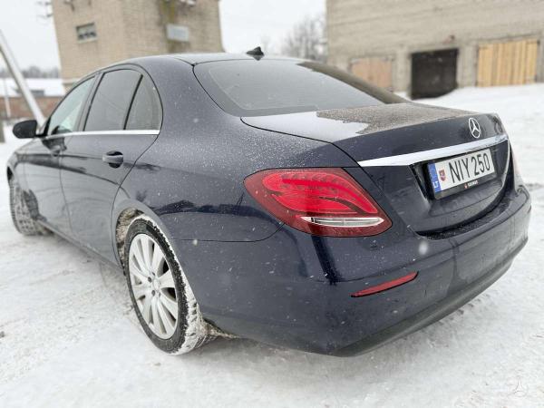 Blue Mercedes-Benz e-200 2018 in Kaunas, with an engine capacity of 2.00 L and mileage of 305 thousand km for 9900 €, photo 5 on AUTOMOTO.COM.LV