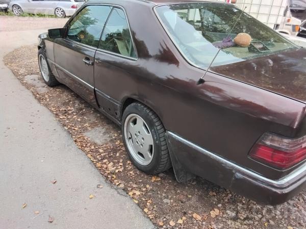 Коричневый Мерседес E 200 1991 в Рига, объемом двигателя 2.00 л и пробегом 378 тыс. км за 5600 €, фото 5 на AUTOMOTO.COM.LV