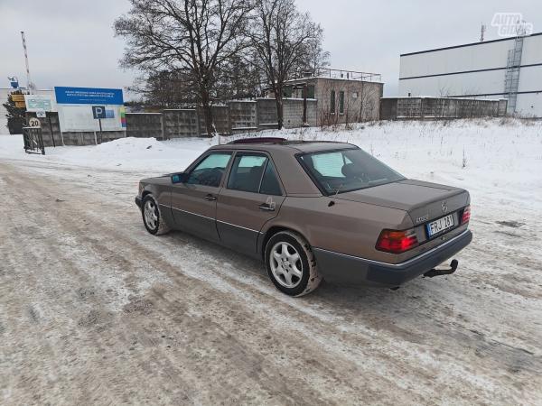 Brown Mercedes-Benz e-200 1989 in Jonava, with an engine capacity of 2.00 L and mileage of 353 thousand km for 3999 €, photo 6 on AUTOMOTO.COM.LV
