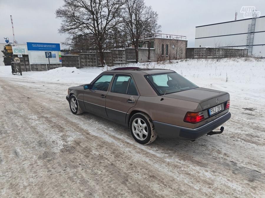 Brūns Mercedes-Benz e-200 1989 Jonava, ar dzinēja tilpumu 2.00 L un nobraukumu 353 tūkst. km par 3999 €, foto 6 vietnē AUTOMOTO.COM.LV