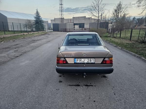 Brūns Mercedes-Benz e-200 1989 Jonava, ar dzinēja tilpumu 2.00 L un nobraukumu 353 tūkst. km par 3600 €, foto 6 vietnē AUTOMOTO.COM.LV