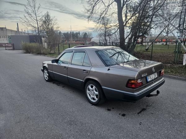 Brūns Mercedes-Benz e-200 1989 Jonava, ar dzinēja tilpumu 2.00 L un nobraukumu 353 tūkst. km par 3600 €, foto 8 vietnē AUTOMOTO.COM.LV