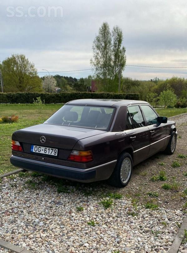 Brown Mercedes-Benz e-200 1990 in Riga, with an engine capacity of 2.00 L and mileage of 288 thousand km for 5929 €, photo 3 on AUTOMOTO.COM.LV