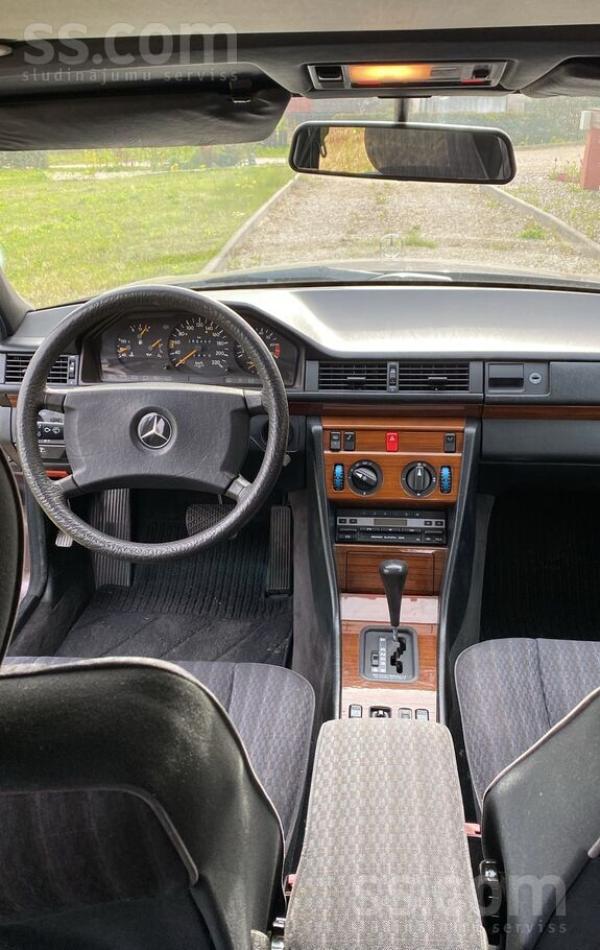 Brown Mercedes-Benz e-200 1990 in Riga, with an engine capacity of 2.00 L and mileage of 288 thousand km for 5929 €, photo 7 on AUTOMOTO.COM.LV