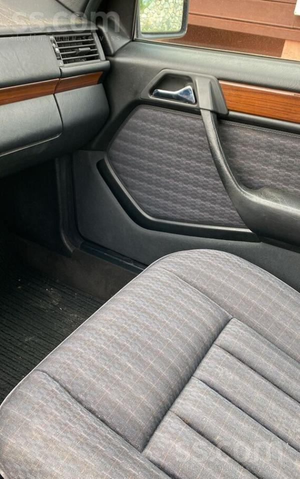Brown Mercedes-Benz e-200 1990 in Riga, with an engine capacity of 2.00 L and mileage of 288 thousand km for 5929 €, photo 9 on AUTOMOTO.COM.LV