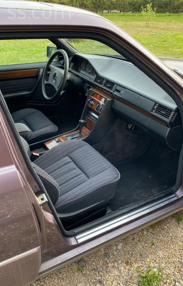 Brown Mercedes-Benz e-200 1990 in Riga, with an engine capacity of 2.00 L and mileage of 288 thousand km for 5929 €, photo 10 on AUTOMOTO.COM.LV