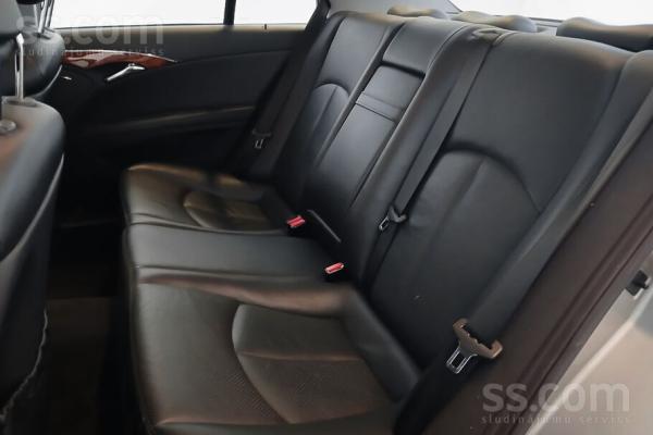 Brown Mercedes-Benz e-200 2003 in Tukums, with an engine capacity of 2.20 L and mileage of 282 thousand km for 3999 €, photo 9 on AUTOMOTO.COM.LV