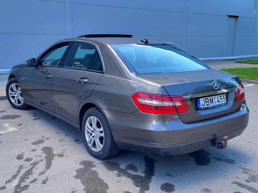 Коричневый Мерседес E 200 2011 в Вильнюс, объемом двигателя 2.20 л и пробегом 400 тыс. км за 4650 €, фото 4 на AUTOMOTO.COM.LV