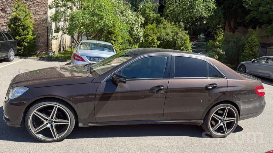 Brown Mercedes-Benz e-200 2012 in Riga, with an engine capacity of 2.20 L and mileage of 229 thousand km for 4199 €, photo 4 on AUTOMOTO.COM.LV
