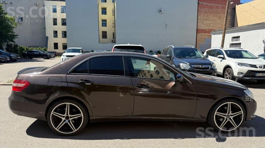 Brown Mercedes-Benz e-200 2012 in Riga, with an engine capacity of 2.20 L and mileage of 229 thousand km for 4199 €, photo 8 on AUTOMOTO.COM.LV