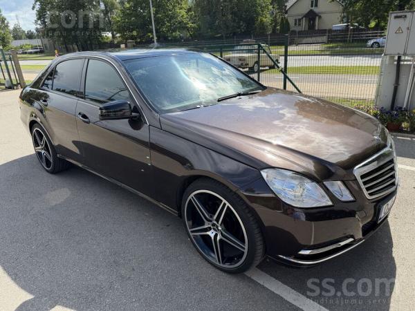 Коричневый Мерседес E 200 2012 в Рига, объемом двигателя 2.20 л и пробегом 229 тыс. км за 4800 €, фото 2 на AUTOMOTO.COM.LV