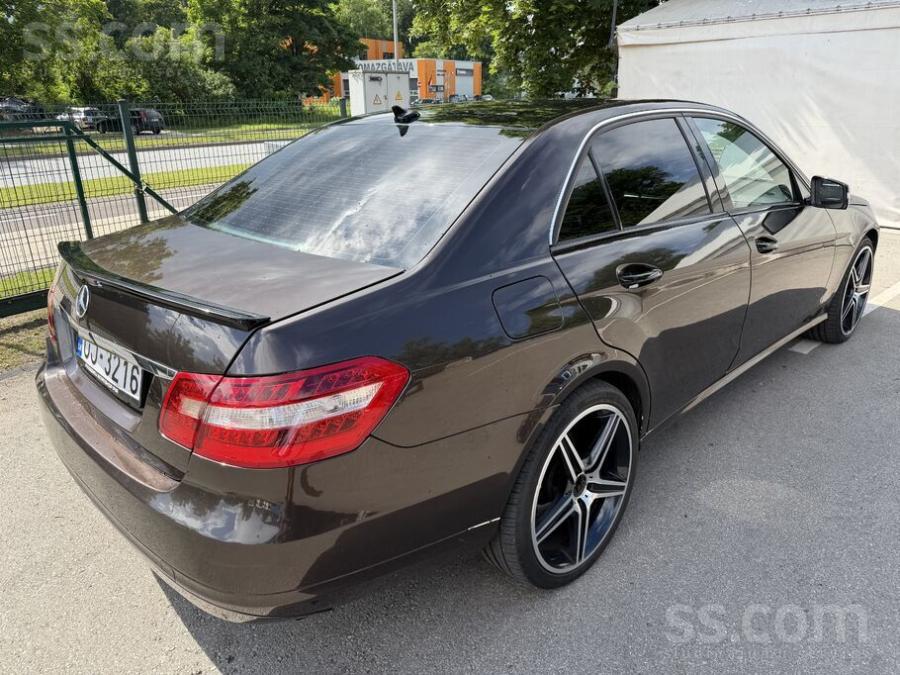 Brown Mercedes-Benz e-200 2012 in Riga, with an engine capacity of 2.20 L and mileage of 229 thousand km for 4800 €, photo 4 on AUTOMOTO.COM.LV