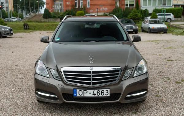 Brūns Mercedes-Benz e-200 2011 Liepāja, ar dzinēja tilpumu 2.20 L un nobraukumu 258 tūkst. km par 7700 €, foto 2 vietnē AUTOMOTO.COM.LV