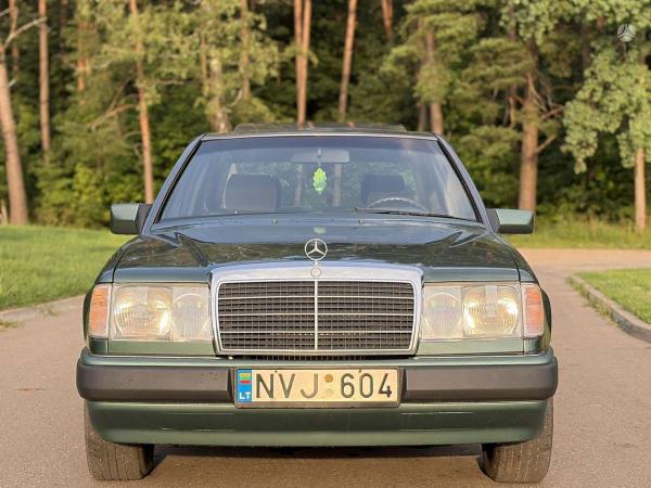 Зеленый Мерседес E 200 1991 в Вильнюс, объемом двигателя 2.00 л и пробегом 195 тыс. км за 7350 €, фото 1 на AUTOMOTO.COM.LV