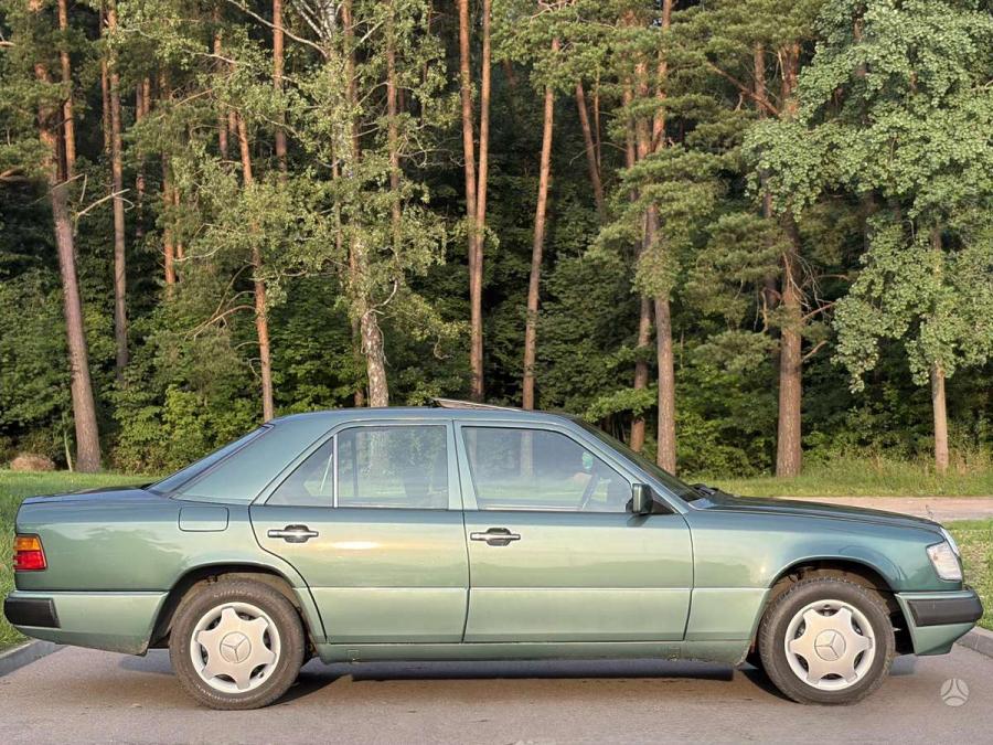 Зеленый Мерседес E 200 1991 в Вильнюс, объемом двигателя 2.00 л и пробегом 195 тыс. км за 7350 €, фото 5 на AUTOMOTO.COM.LV