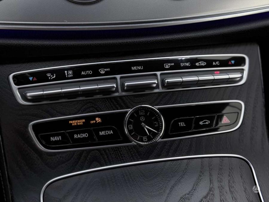 Pelēks Mercedes-Benz e-200 2017 Viļņa, ar dzinēja tilpumu 1.99 L un nobraukumu 102 tūkst. km par 26950 €, foto 24 vietnē AUTOMOTO.COM.LV