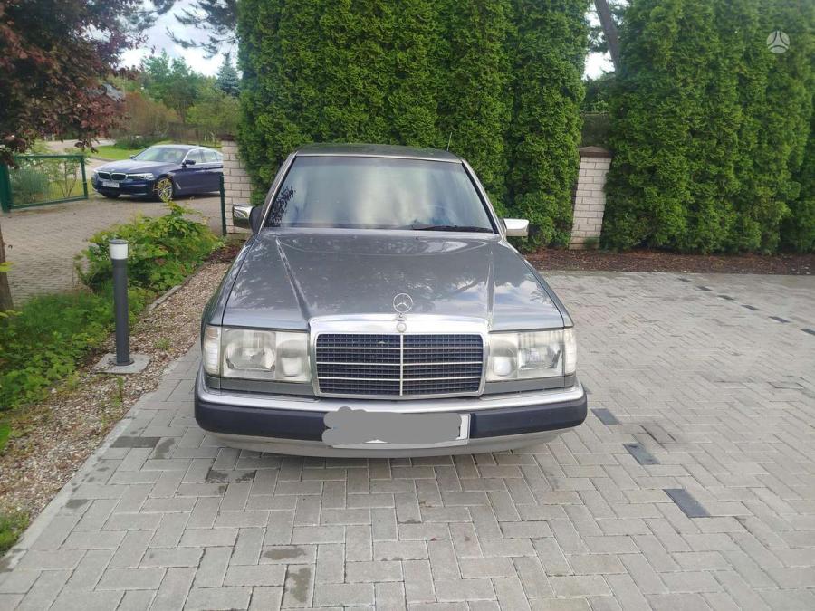 Grey Mercedes-Benz e-200 1992 in Vilnius, with an engine capacity of 2.00 L and mileage of 400 thousand km for 5200 €, photo 1 on AUTOMOTO.COM.LV