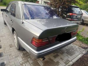 Grey Mercedes-Benz e-200 1992 in Vilnius, with an engine capacity of 2.00 L and mileage of 400 thousand km for 5200 €, photo 3 on AUTOMOTO.COM.LV