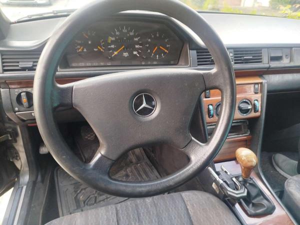 Grey Mercedes-Benz e-200 1992 in Vilnius, with an engine capacity of 2.00 L and mileage of 400 thousand km for 5200 €, photo 3 on AUTOMOTO.COM.LV