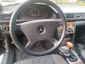 Grey Mercedes-Benz e-200 1992 in Vilnius, with an engine capacity of 2.00 L and mileage of 400 thousand km for 5200 €, photo 4 on AUTOMOTO.COM.LV