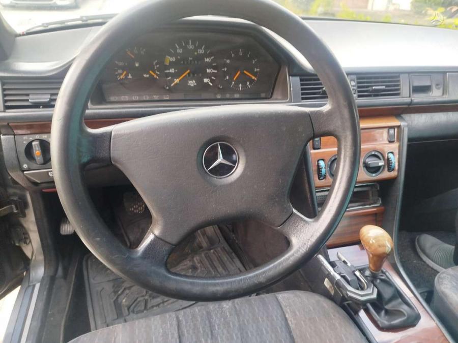 Grey Mercedes-Benz e-200 1992 in Vilnius, with an engine capacity of 2.00 L and mileage of 400 thousand km for 5200 €, photo 4 on AUTOMOTO.COM.LV