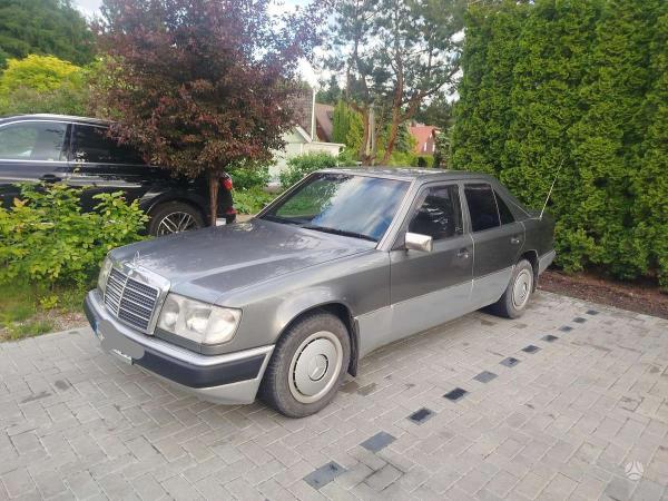 Grey Mercedes-Benz e-200 1992 in Vilnius, with an engine capacity of 2.00 L and mileage of 400 thousand km for 5200 €, photo 9 on AUTOMOTO.COM.LV