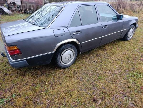Grey Mercedes-Benz e-200 1994 in Jekabpils, with an engine capacity of 2.00 L and mileage of 439 thousand km for 1500 €, photo 4 on AUTOMOTO.COM.LV