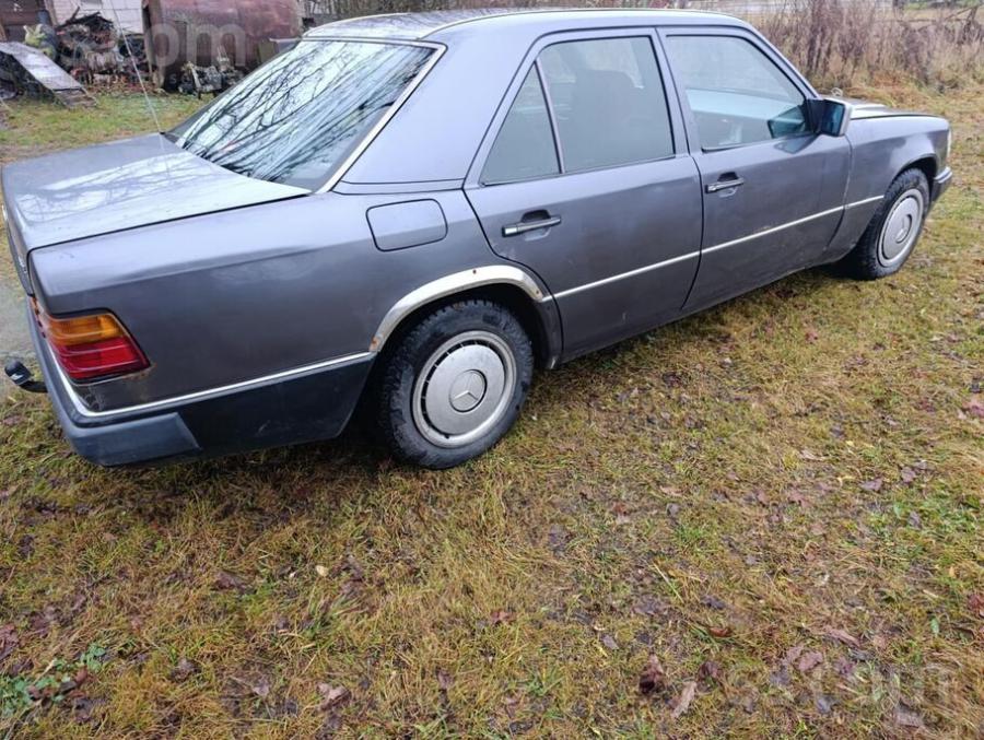 Grey Mercedes-Benz e-200 1994 in Jekabpils, with an engine capacity of 2.00 L and mileage of 439 thousand km for 1500 €, photo 4 on AUTOMOTO.COM.LV