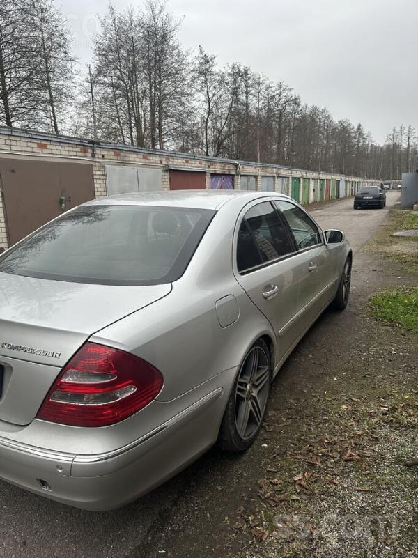 Grey Mercedes-Benz e-200 2002 in Riga, with an engine capacity of 1.80 L and mileage of 330 thousand km for 2500 €, photo 5 on AUTOMOTO.COM.LV