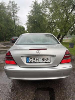 Pelēks Mercedes-Benz e-200 2002 Prienai, ar dzinēja tilpumu 2.15 L un nobraukumu 437 tūkst. km par 1700 €, foto 4 vietnē AUTOMOTO.COM.LV