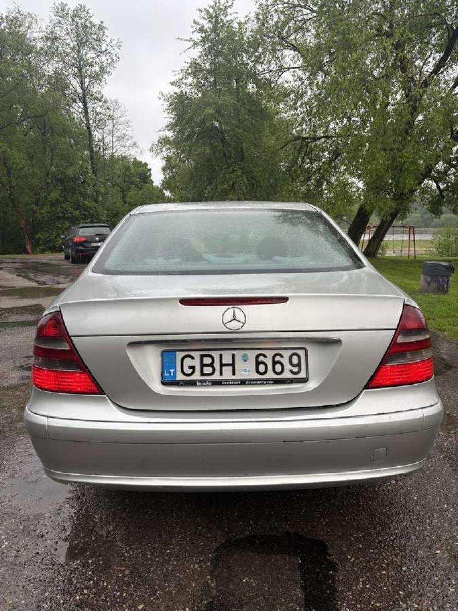 Pelēks Mercedes-Benz e-200 2002 Prienai, ar dzinēja tilpumu 2.15 L un nobraukumu 437 tūkst. km par 1700 €, foto 4 vietnē AUTOMOTO.COM.LV