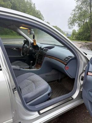 Pelēks Mercedes-Benz e-200 2002 Prienai, ar dzinēja tilpumu 2.15 L un nobraukumu 437 tūkst. km par 1700 €, foto 9 vietnē AUTOMOTO.COM.LV