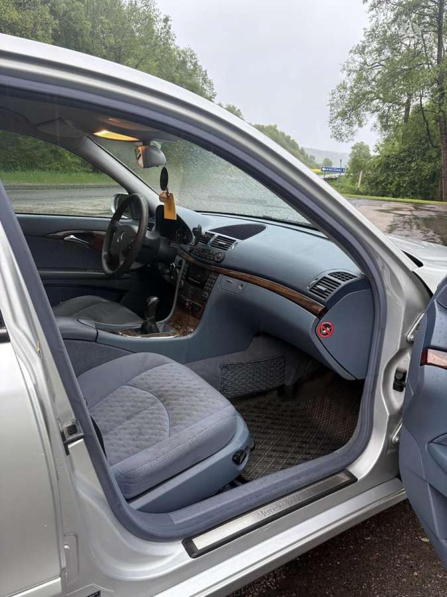 Pelēks Mercedes-Benz e-200 2002 Prienai, ar dzinēja tilpumu 2.15 L un nobraukumu 437 tūkst. km par 1700 €, foto 9 vietnē AUTOMOTO.COM.LV