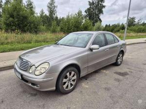 Серый Мерседес E 200 2005 в Шяуляй, объемом двигателя 2.15 л и пробегом 448 тыс. км за 2000 €, фото  на AUTOMOTO.COM.LV