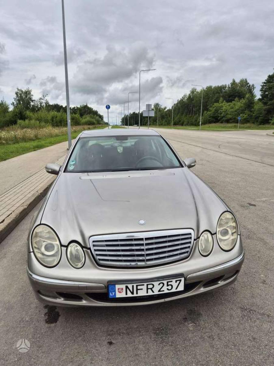 Серый Мерседес E 200 2005 в Шяуляй, объемом двигателя 2.15 л и пробегом 448 тыс. км за 2000 €, фото 3 на AUTOMOTO.COM.LV
