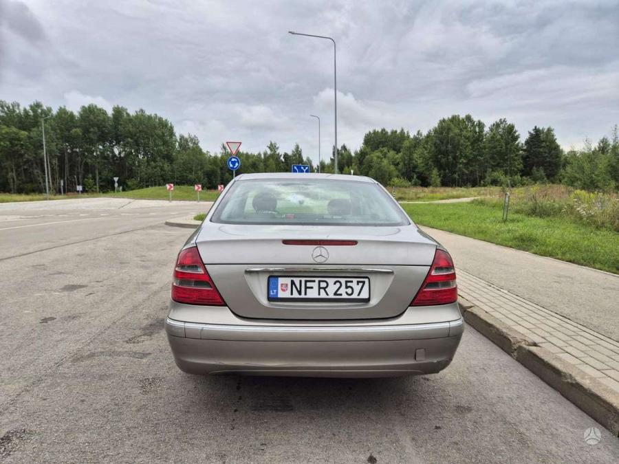 Серый Мерседес E 200 2005 в Шяуляй, объемом двигателя 2.15 л и пробегом 448 тыс. км за 2000 €, фото 8 на AUTOMOTO.COM.LV