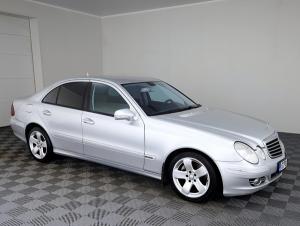 Pelēks Mercedes-Benz e-200 2007 Tallina, ar dzinēja tilpumu 2.10 L un nobraukumu 349 tūkst. km par 1899 €, foto  vietnē AUTOMOTO.COM.LV