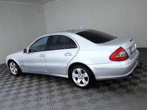 Pelēks Mercedes-Benz e-200 2007 Tallina, ar dzinēja tilpumu 2.10 L un nobraukumu 349 tūkst. km par 1899 €, foto 5 vietnē AUTOMOTO.COM.LV