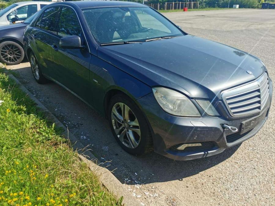 Grey Mercedes-Benz e-200 2009 in Kaunas, with an engine capacity of 2.10 L and mileage of 290 thousand km for 1700 €, photo 1 on AUTOMOTO.COM.LV