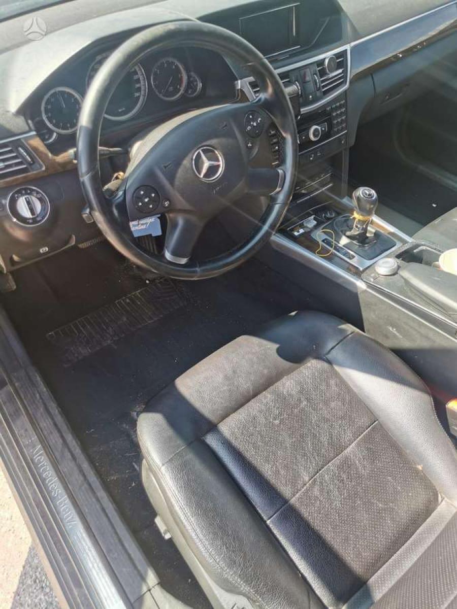 Grey Mercedes-Benz e-200 2009 in Kaunas, with an engine capacity of 2.10 L and mileage of 290 thousand km for 1700 €, photo 4 on AUTOMOTO.COM.LV