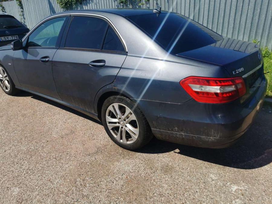 Grey Mercedes-Benz e-200 2009 in Kaunas, with an engine capacity of 2.10 L and mileage of 290 thousand km for 1700 €, photo 7 on AUTOMOTO.COM.LV