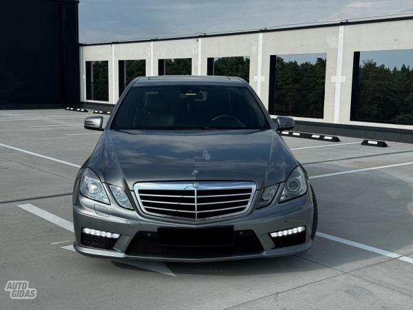 Серый Мерседес E 200 2011 в Вильнюс, объемом двигателя 2.10 л и пробегом 358 тыс. км за 7100 €, фото 2 на AUTOMOTO.COM.LV