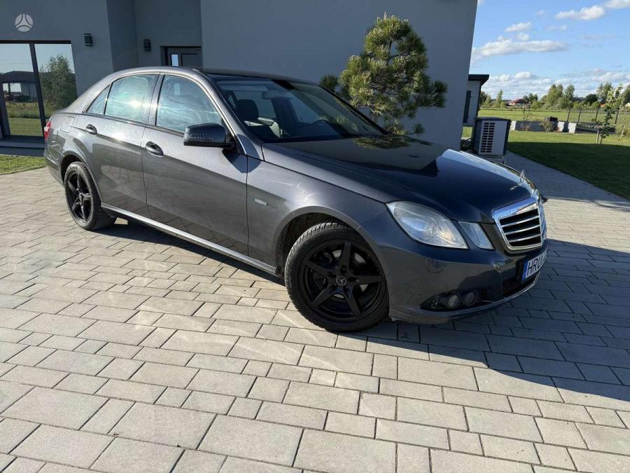 Grey Mercedes-Benz e-200 2011 in Klaipeda, with an engine capacity of 2.14 L and mileage of 438 thousand km for 5800 €, photo 4 on AUTOMOTO.COM.LV