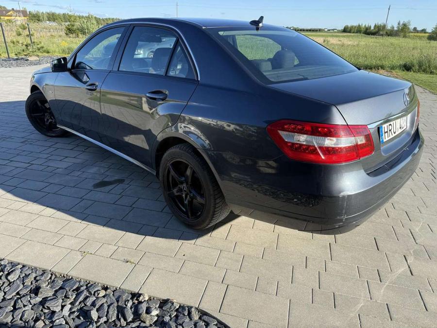 Grey Mercedes-Benz e-200 2011 in Klaipeda, with an engine capacity of 2.14 L and mileage of 438 thousand km for 5800 €, photo 6 on AUTOMOTO.COM.LV