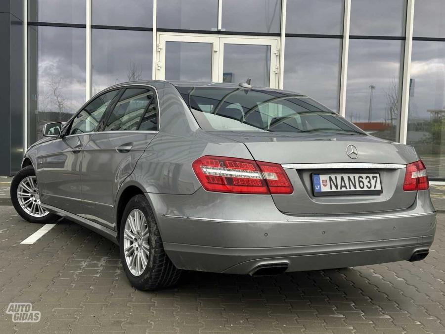 Серый Мерседес E 200 2012 в Вильнюс, объемом двигателя 2.10 л и пробегом 339 тыс. км за 5300 €, фото 5 на AUTOMOTO.COM.LV
