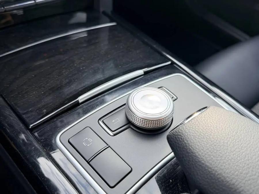 Grey Mercedes-Benz e-200 2012 in Riga, with an engine capacity of 2.20 L and mileage of 259 thousand km for 8995 €, photo 15 on AUTOMOTO.COM.LV