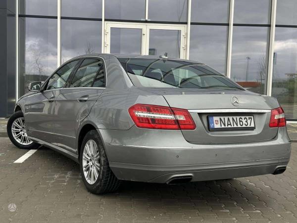 Серый Мерседес E 200 2012 в Вильнюс, объемом двигателя 2.14 л и пробегом 339 тыс. км за 6000 €, фото 4 на AUTOMOTO.COM.LV